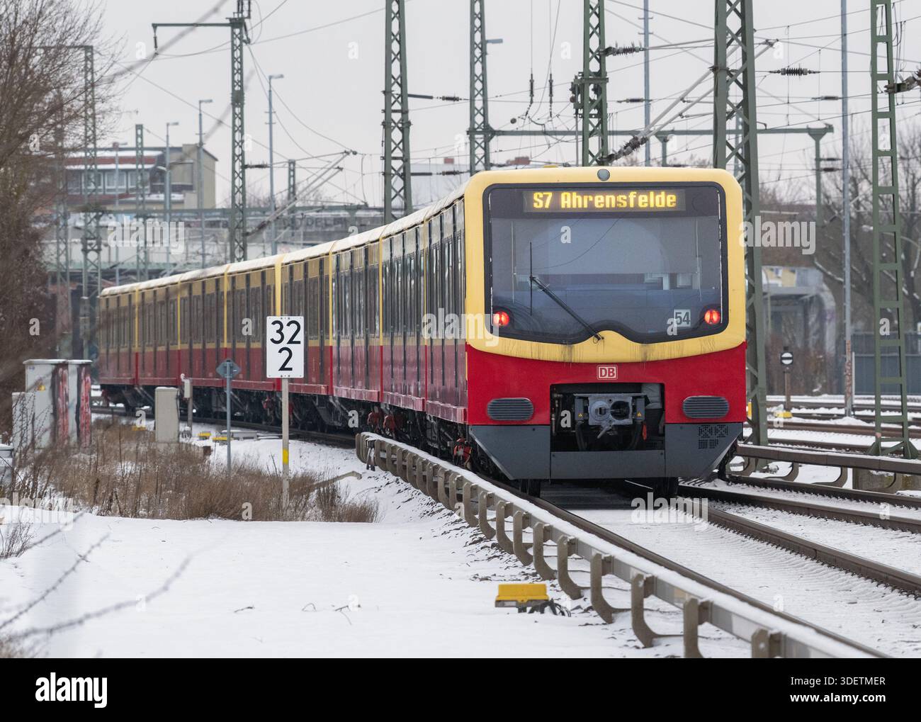 Potsdam, Germany. 09th Jan, 2026. An S7 S-Bahn train with destination ...
