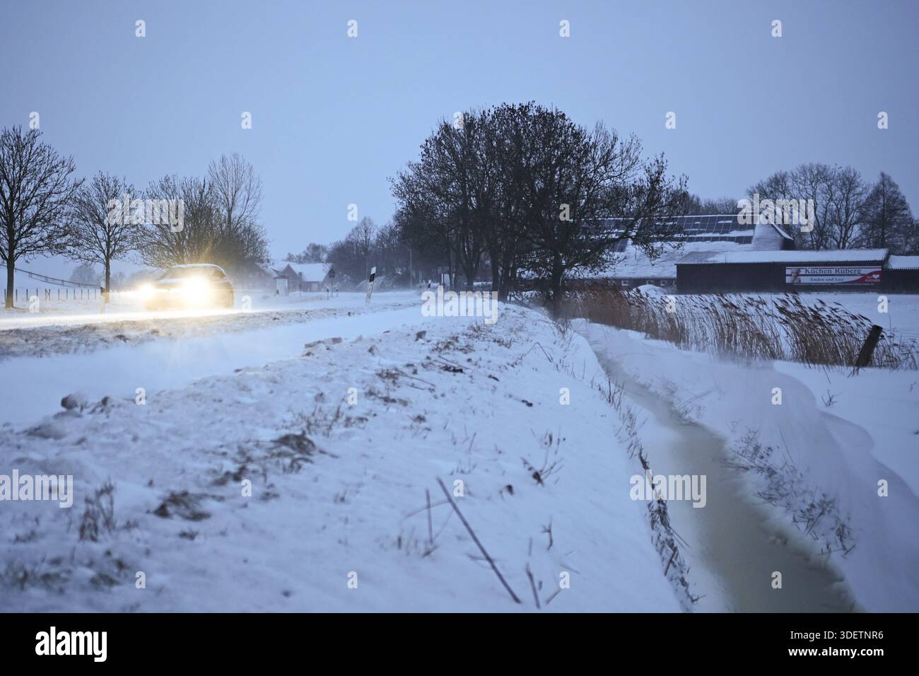 09 January 2026, Lower Saxony, Moormerland: The roads on the dyke are ...