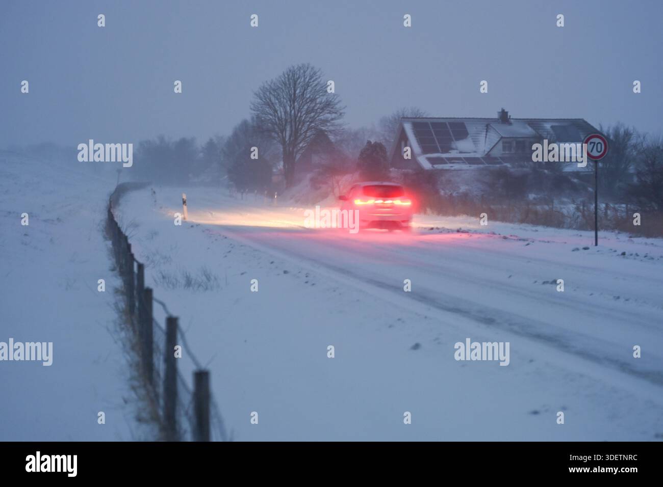 09 January 2026, Lower Saxony, Moormerland: The roads on the dyke are ...