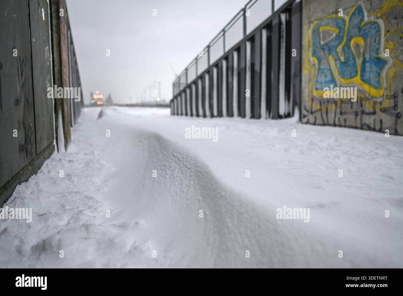 09 January 2026, Lower Saxony, Emden: The snow is a good 50 cm high in ...