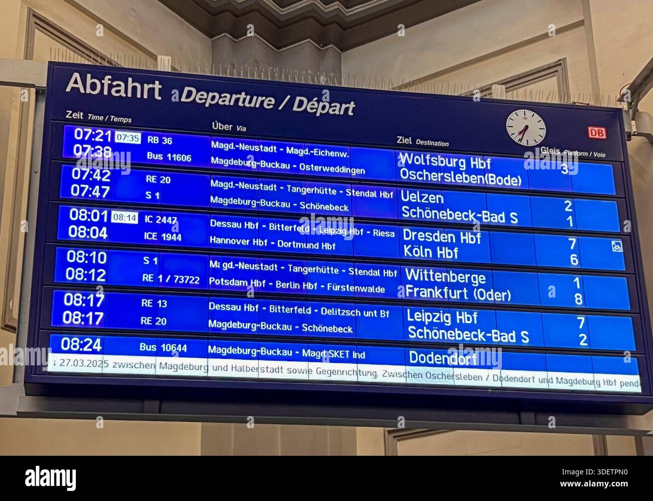 Magdeburg, Deutschland, Europa. Digitale Abfahrtstafel im Hauptbahnhof ...