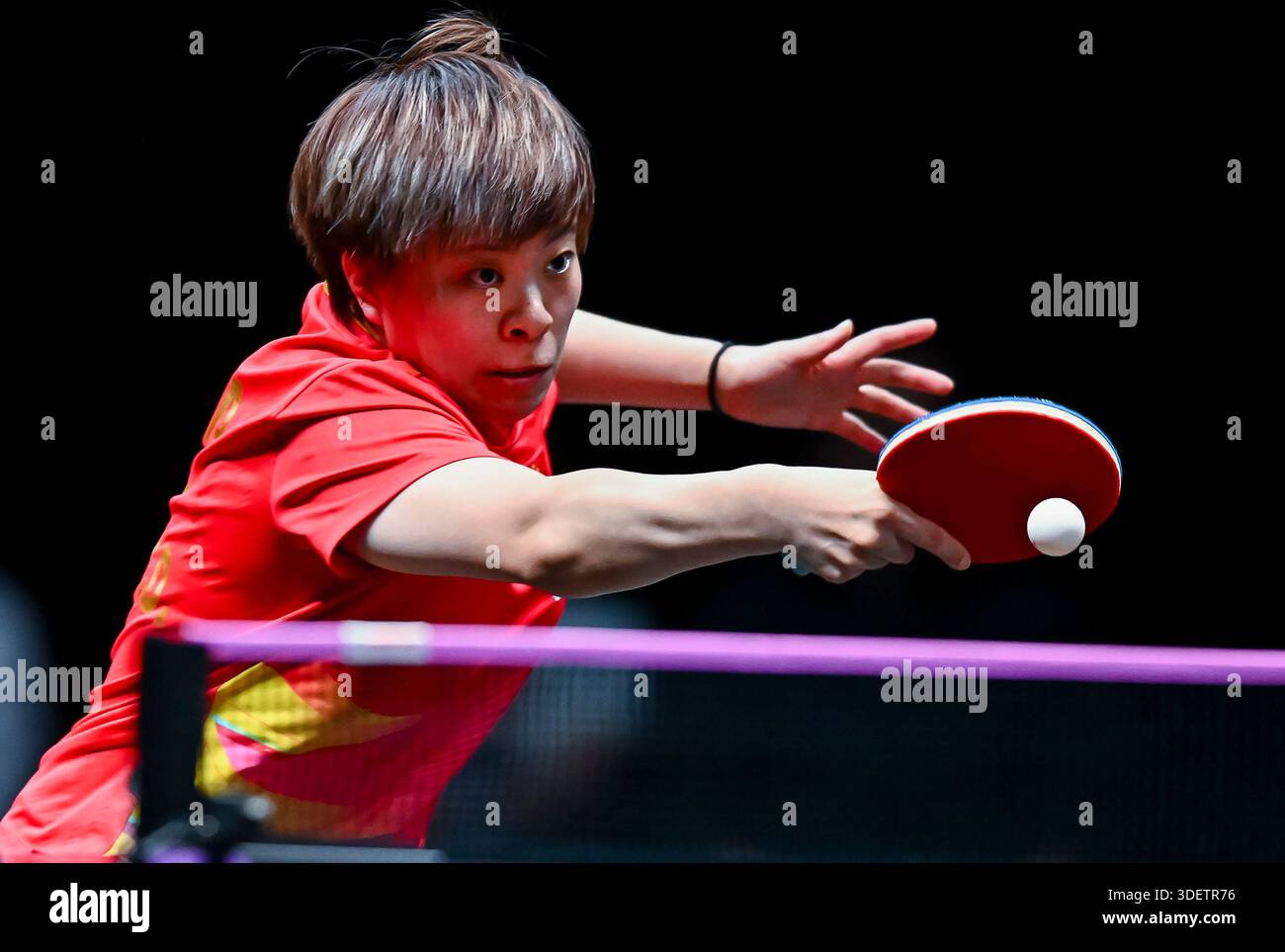 (260109) -- DOHA, Jan. 9, 2026 (Xinhua) -- Wang Yidi of China hits a ...