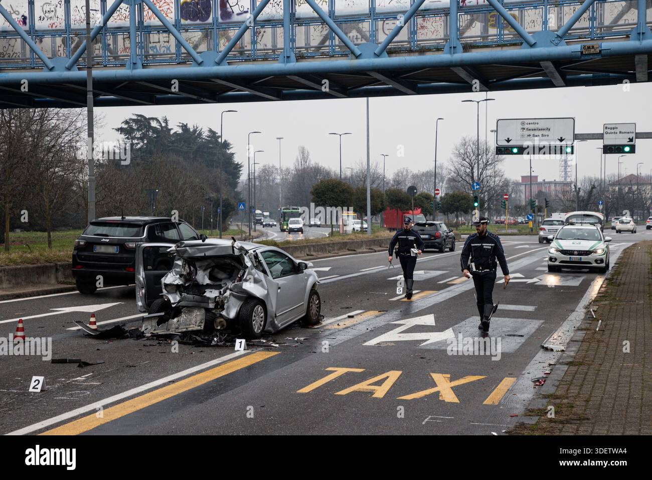 Incidente automobilistico in via Novara Milano - Italia - Cronaca ...