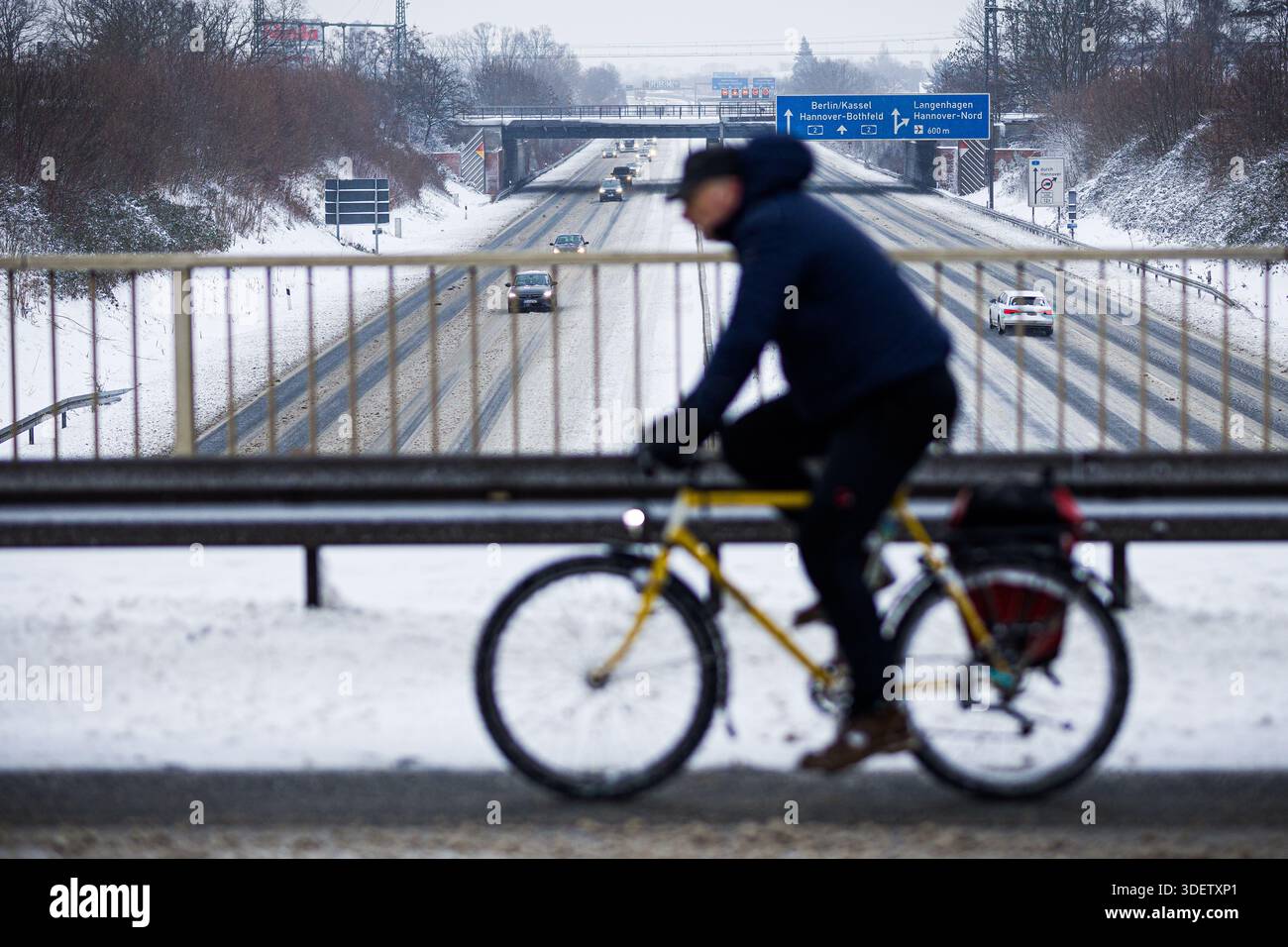 09 January 2025, Lower Saxony, Hanover: Only a few vehicles are on the ...