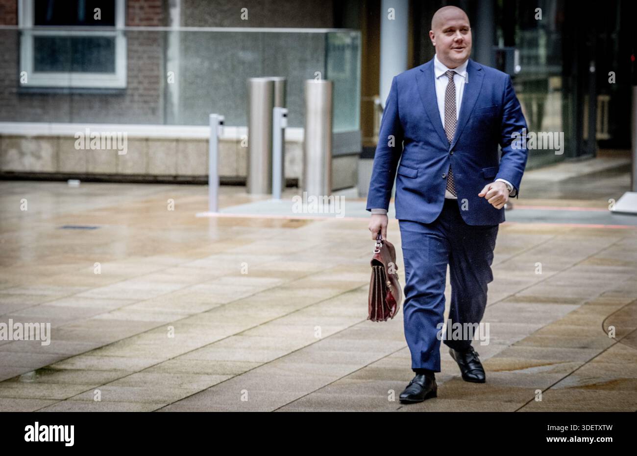 THE HAGUE – Outgoing State Secretary for Public Transport and the ...