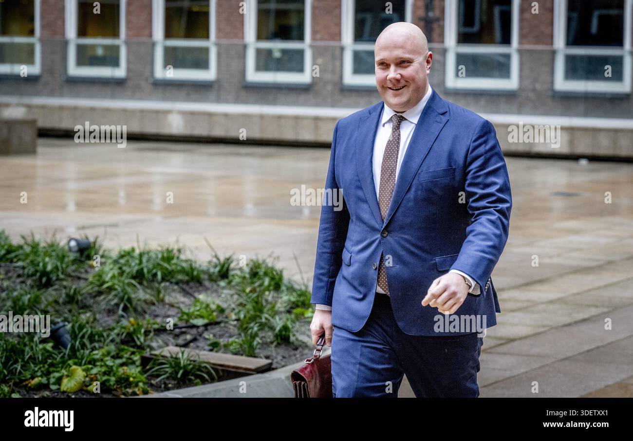 THE HAGUE – Outgoing State Secretary for Public Transport and the ...
