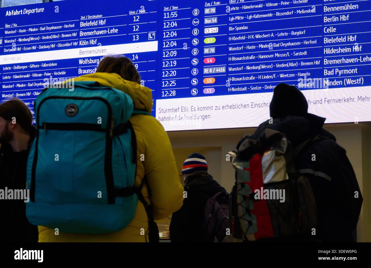 09 January 2026, Lower Saxony, Hanover: Travelers stand in front of a ...
