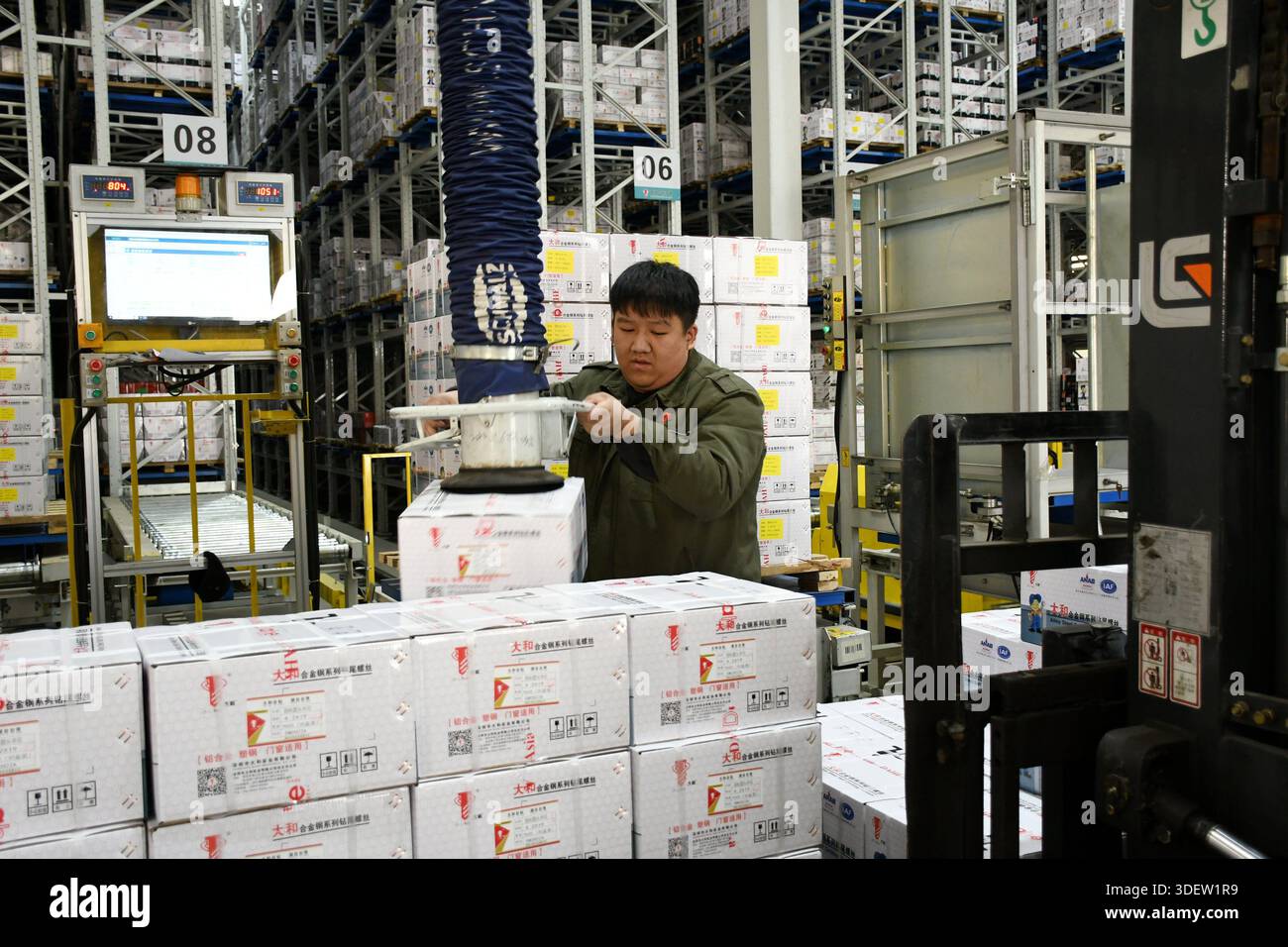 HANDAN, CHINA - JANUARY 8, 2026 - A worker is loading and unloading ...