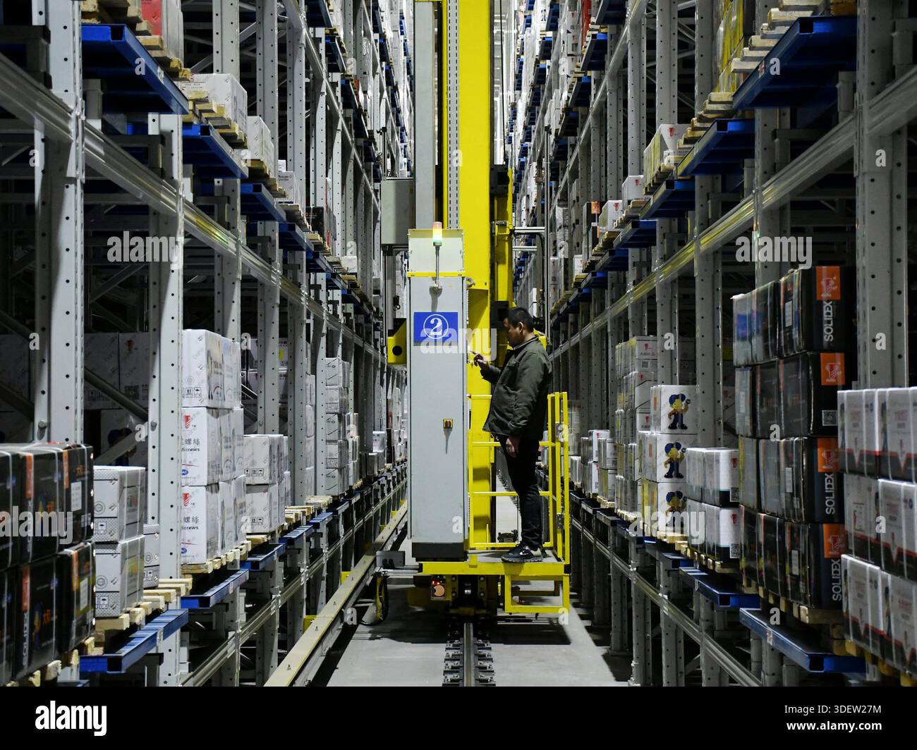 HANDAN, CHINA - JANUARY 8, 2026 - A worker is loading and unloading ...