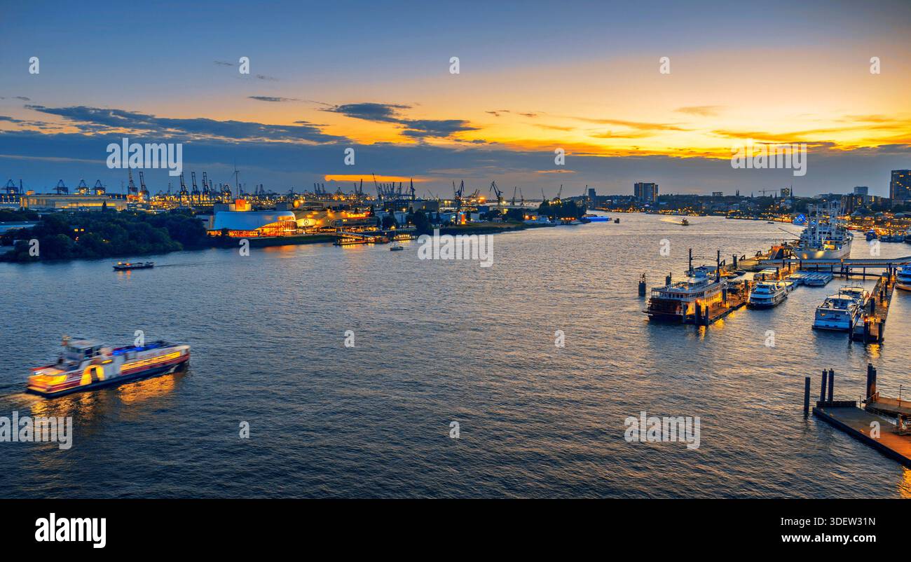 Hamburg harbor at sunset hi-res stock photography and images - Alamy