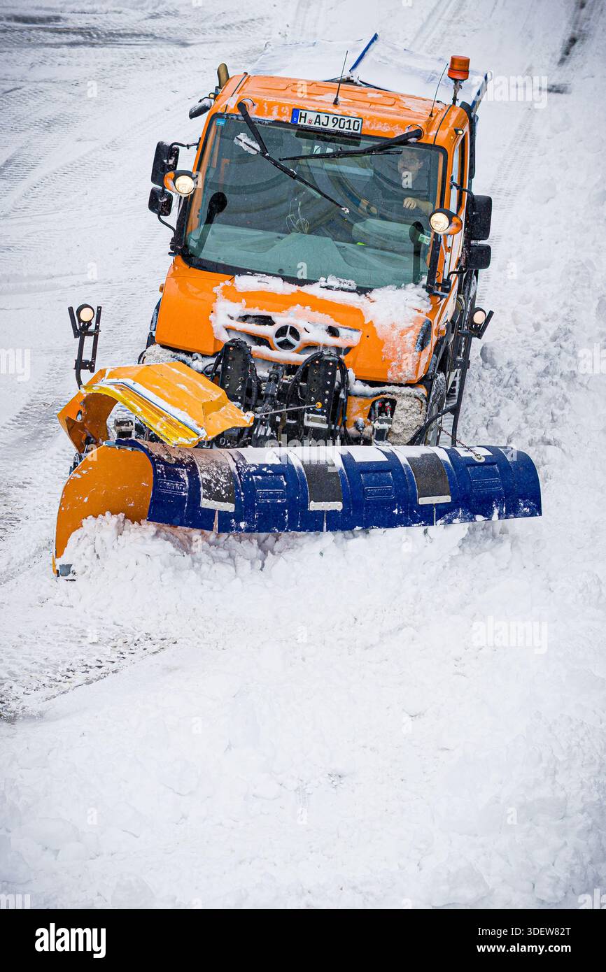09 January 2026, Lower Saxony, Langenhagen: A snow clearing vehicle is ...
