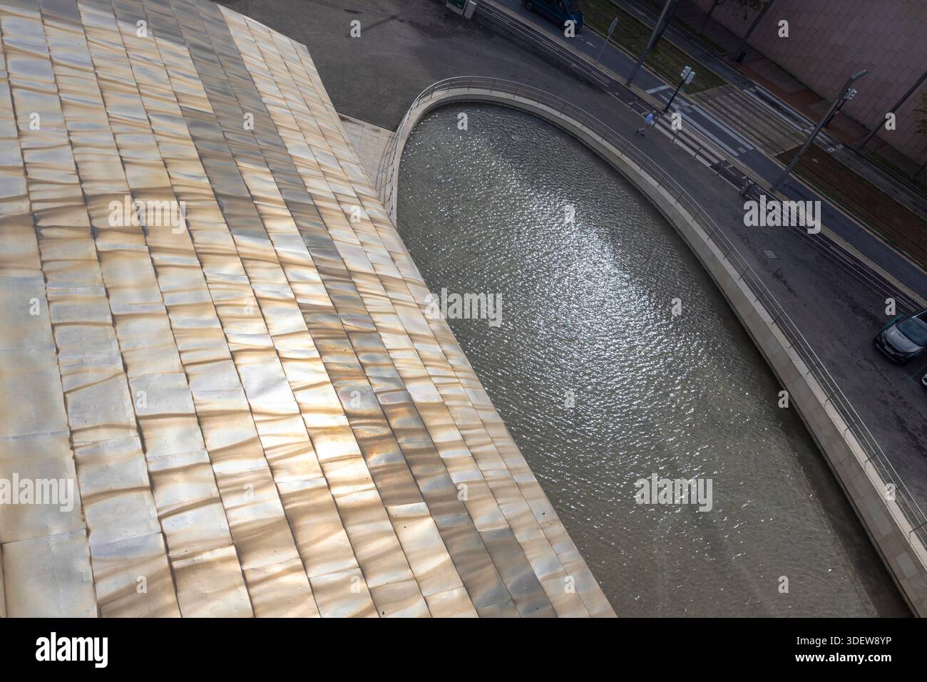 Guggenheim Museum, Bilbao, Architect Frank Gehry, pond, facade, detail ...
