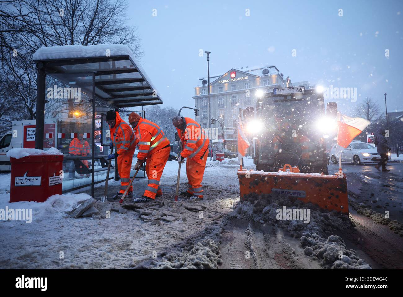 09 January 2026, Hamburg: Employees of Stadtreinigung Hamburg clear ice ...