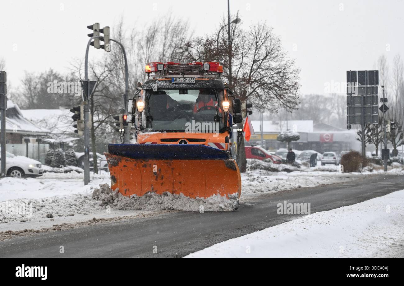 09 January 2026, Lower Saxony, Leer: A clearing vehicle from the Aurich ...