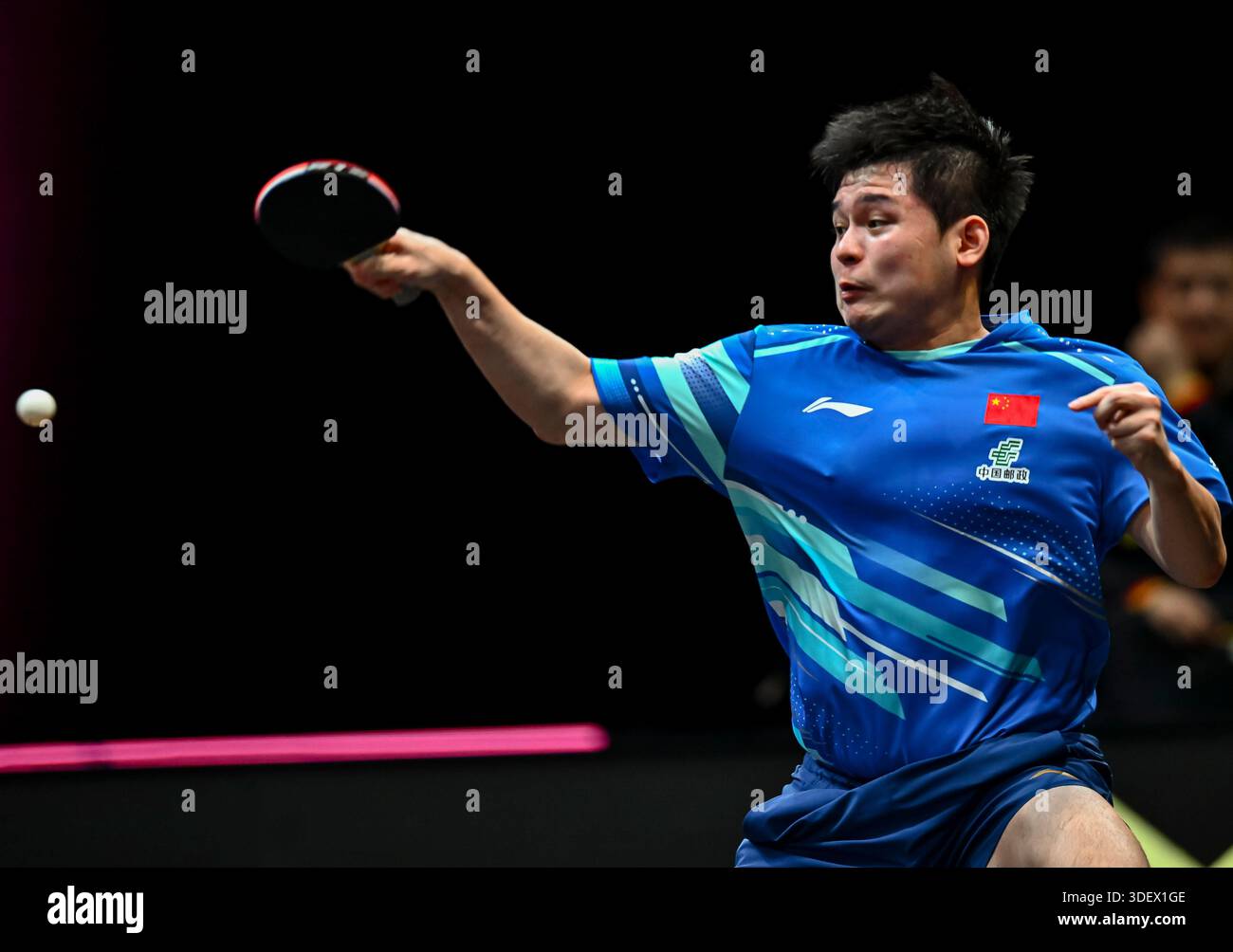 (260109) -- DOHA, Jan. 9, 2026 (Xinhua) -- Lin Shidong of China hits a ...