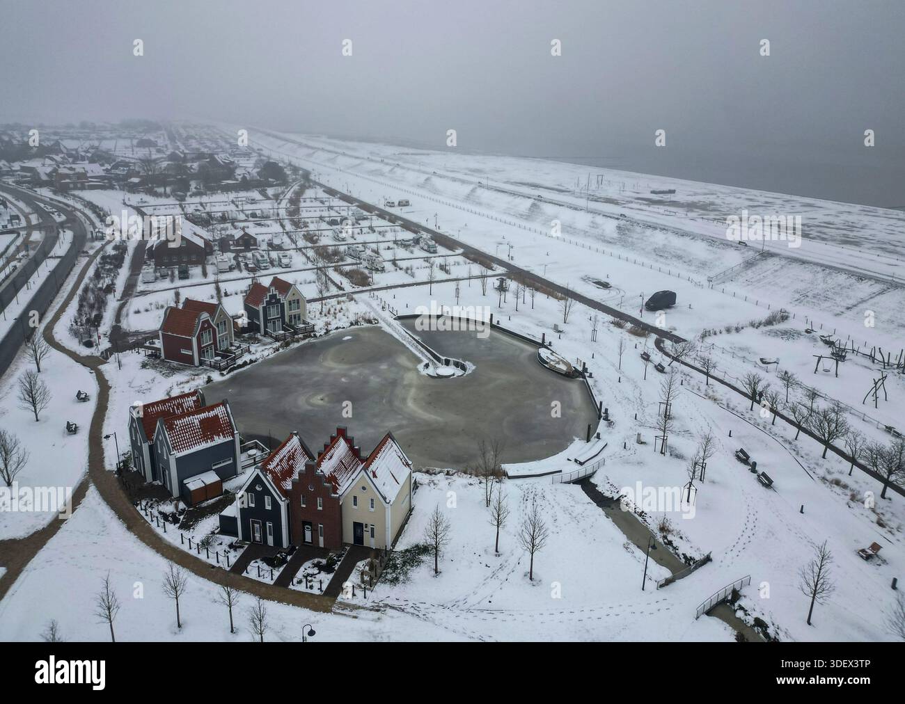 09 January 2026, Lower Saxony, Neuharlingersiel: View of the fishermen ...