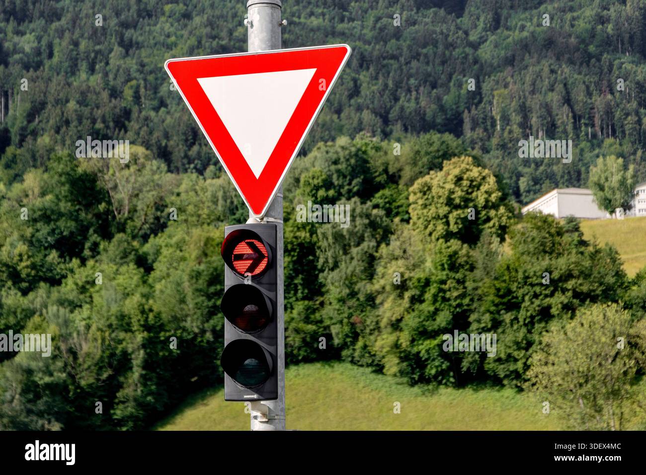 Verkehrsschild Vorrang geben und rote Verkehrsampel // give-way traffic ...