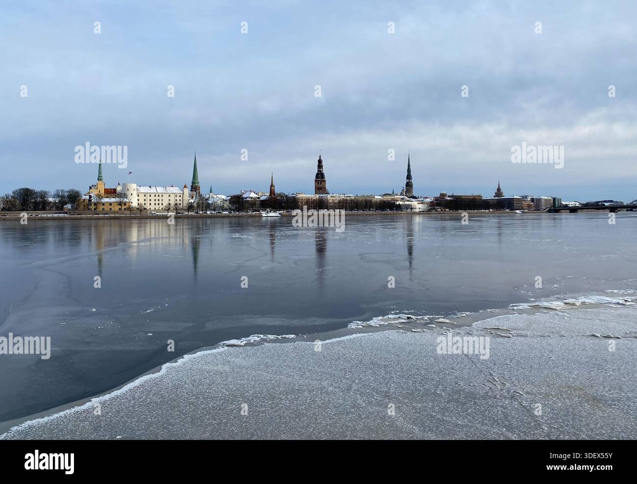09 January 2026, Latvia, Riga: View of the old town across the partly ...