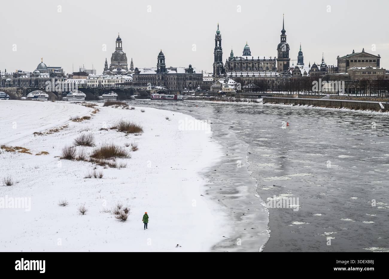 09 January 2026, Saxony, Dresden: So-called ice floes float on the Elbe ...