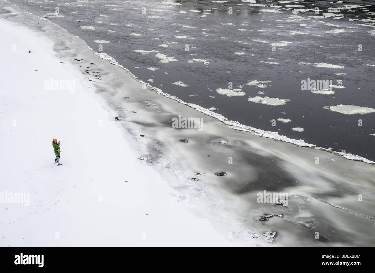 09 January 2026, Saxony, Dresden: Ice floes float on the Elbe. Storm ...