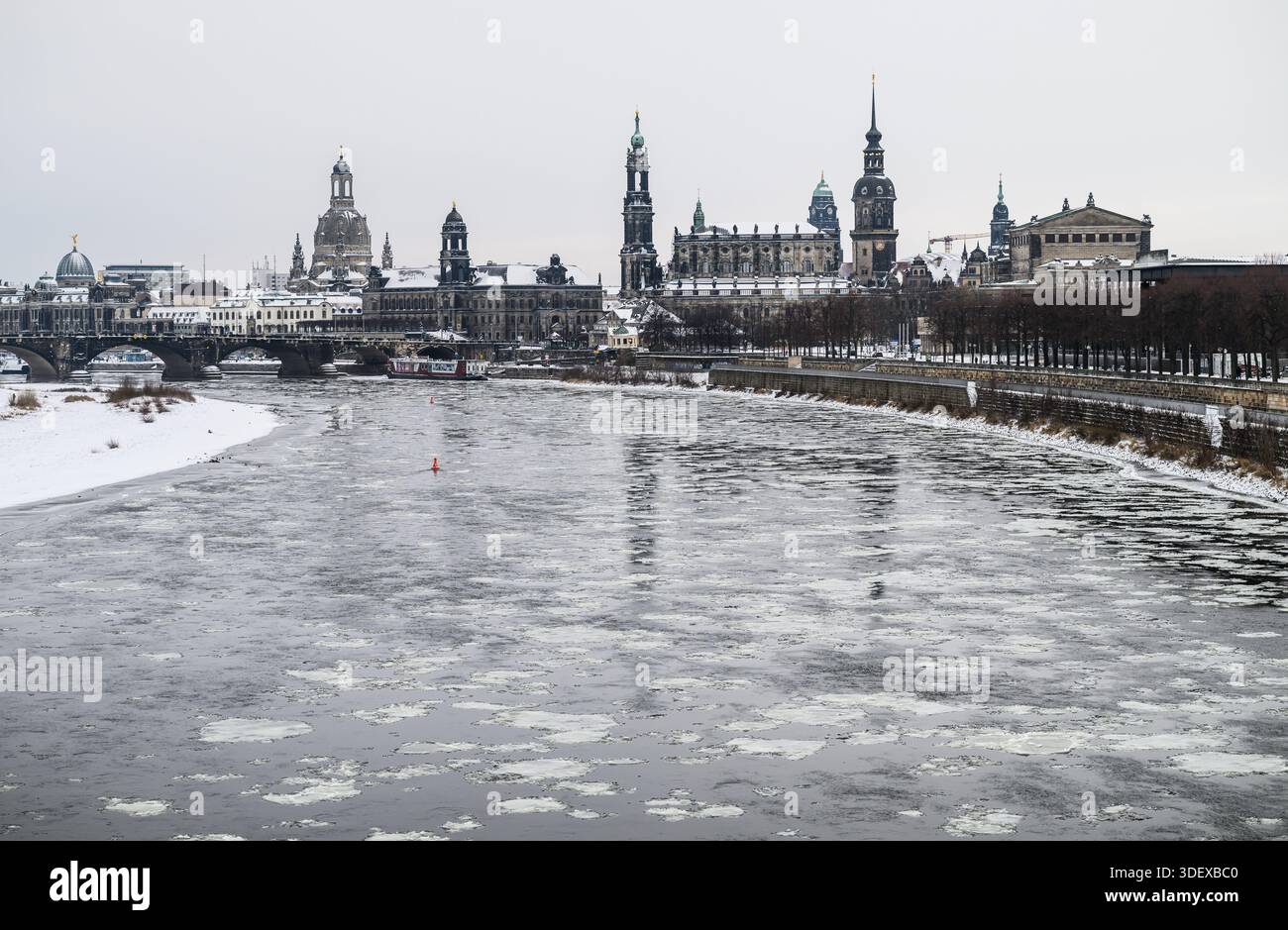 Dresden, Germany. 09th Jan, 2026. Ice floes float on the Elbe against ...
