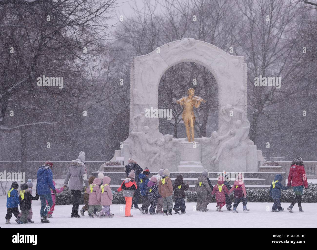 (260109) -- VIENNA, Jan. 9, 2026 (Xinhua) -- People walk in front of ...