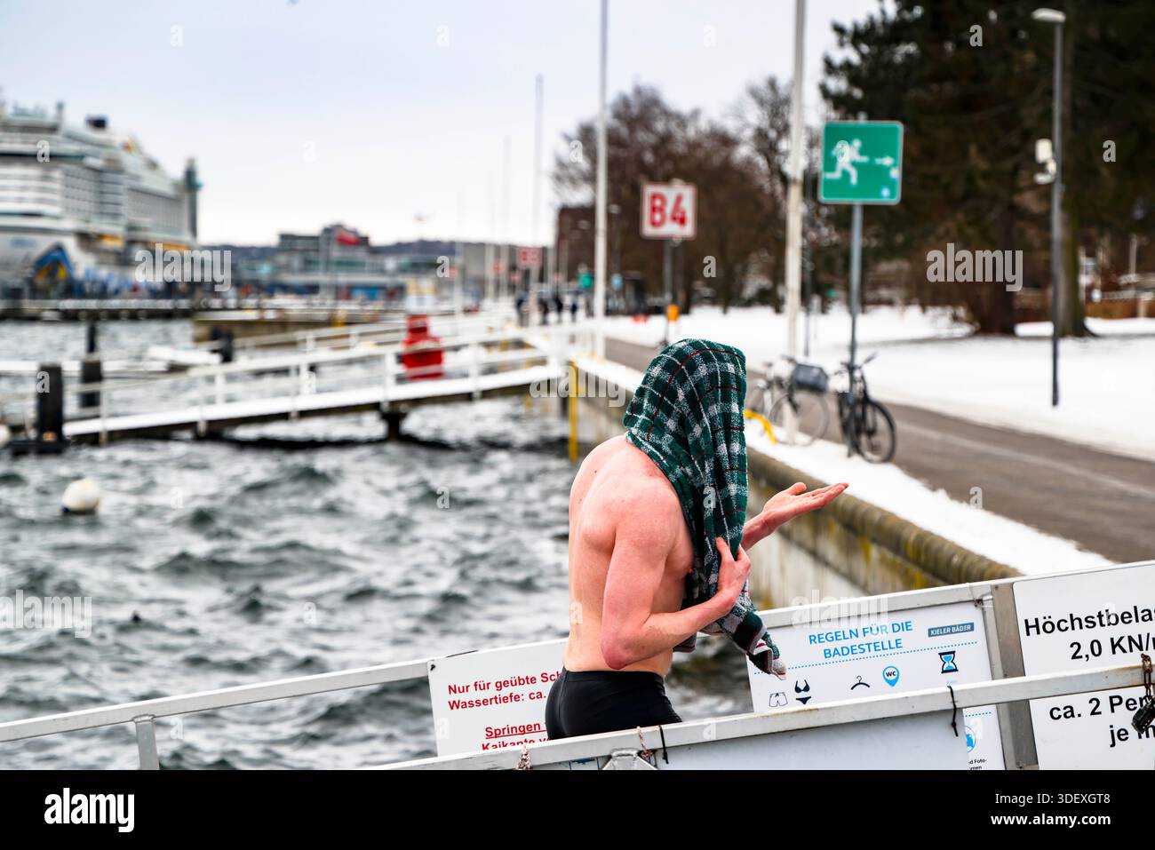09 January 2026, Schleswig-Holstein, Strande: A sauna-goer leaves the ...