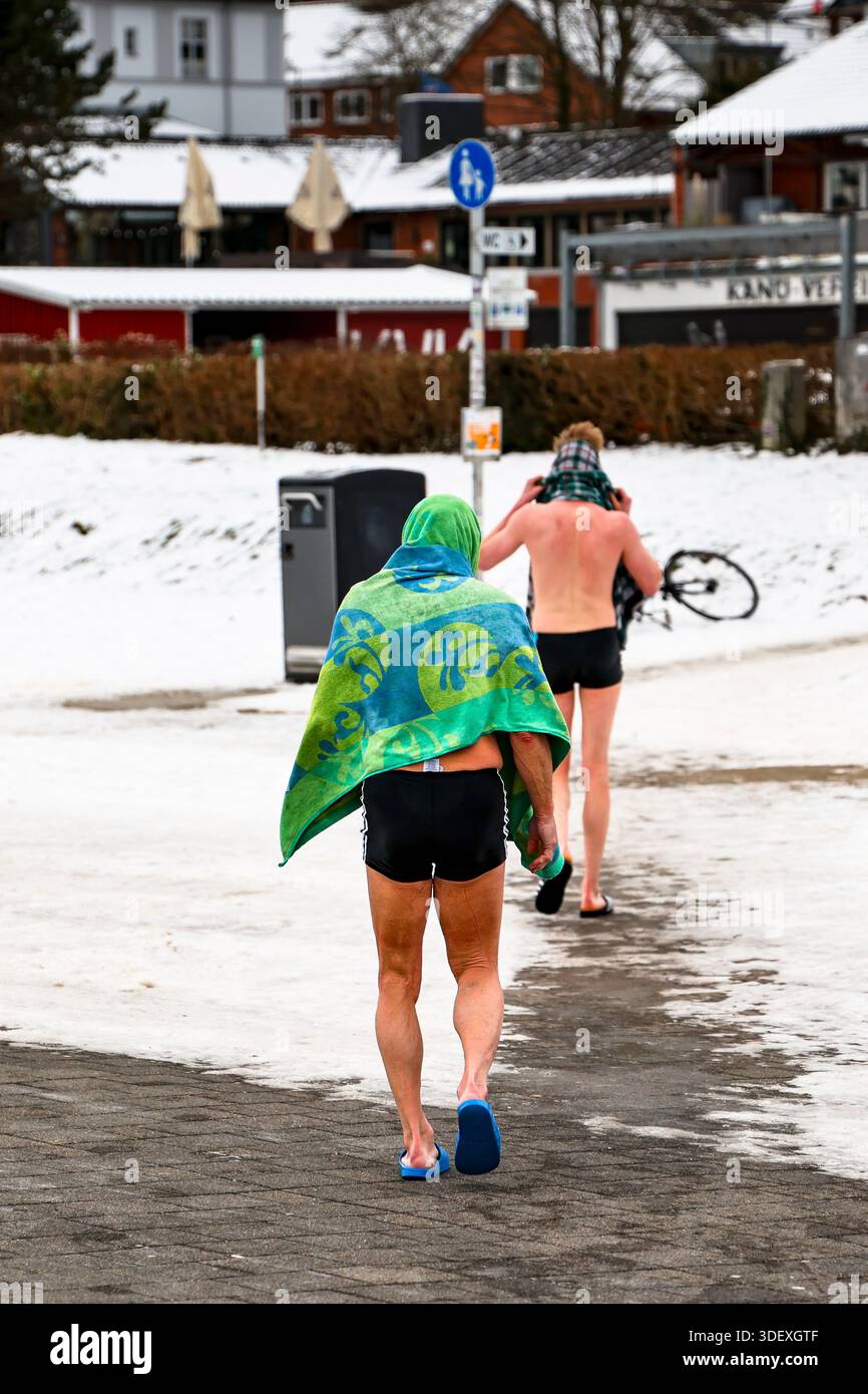 09 January 2026, Schleswig-Holstein, Strande: Two sauna-goers leave the ...