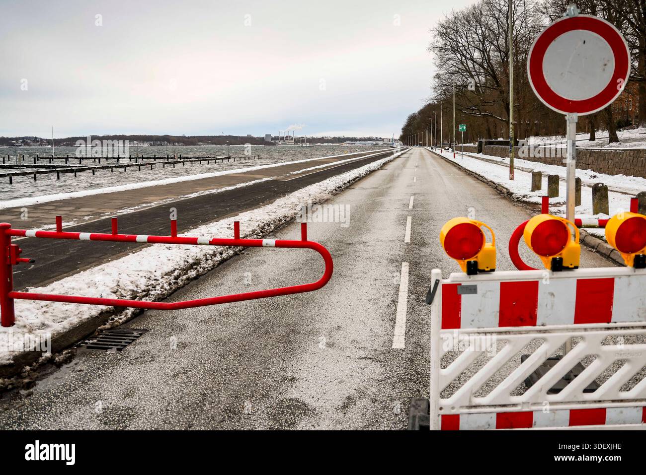 09 January 2026, Schleswig-Holstein, Strande: The Kiellinie is closed ...
