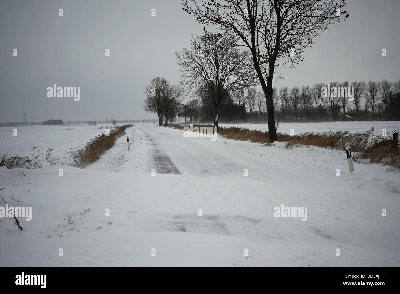 09 January 2026, Lower Saxony, Dever: The wind piles up snowdrifts ...