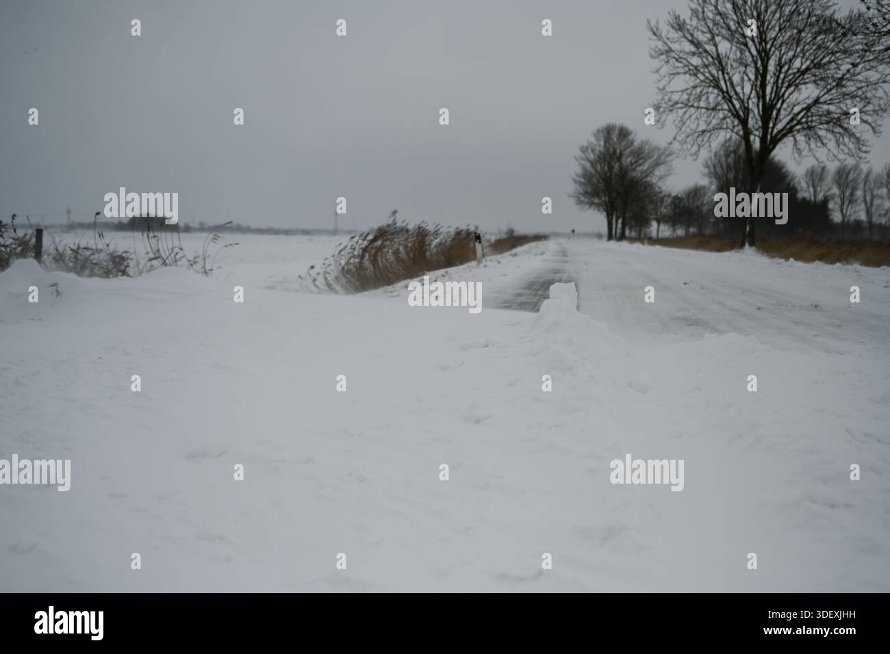 09 January 2026, Lower Saxony, Dever: The wind piles up snowdrifts ...