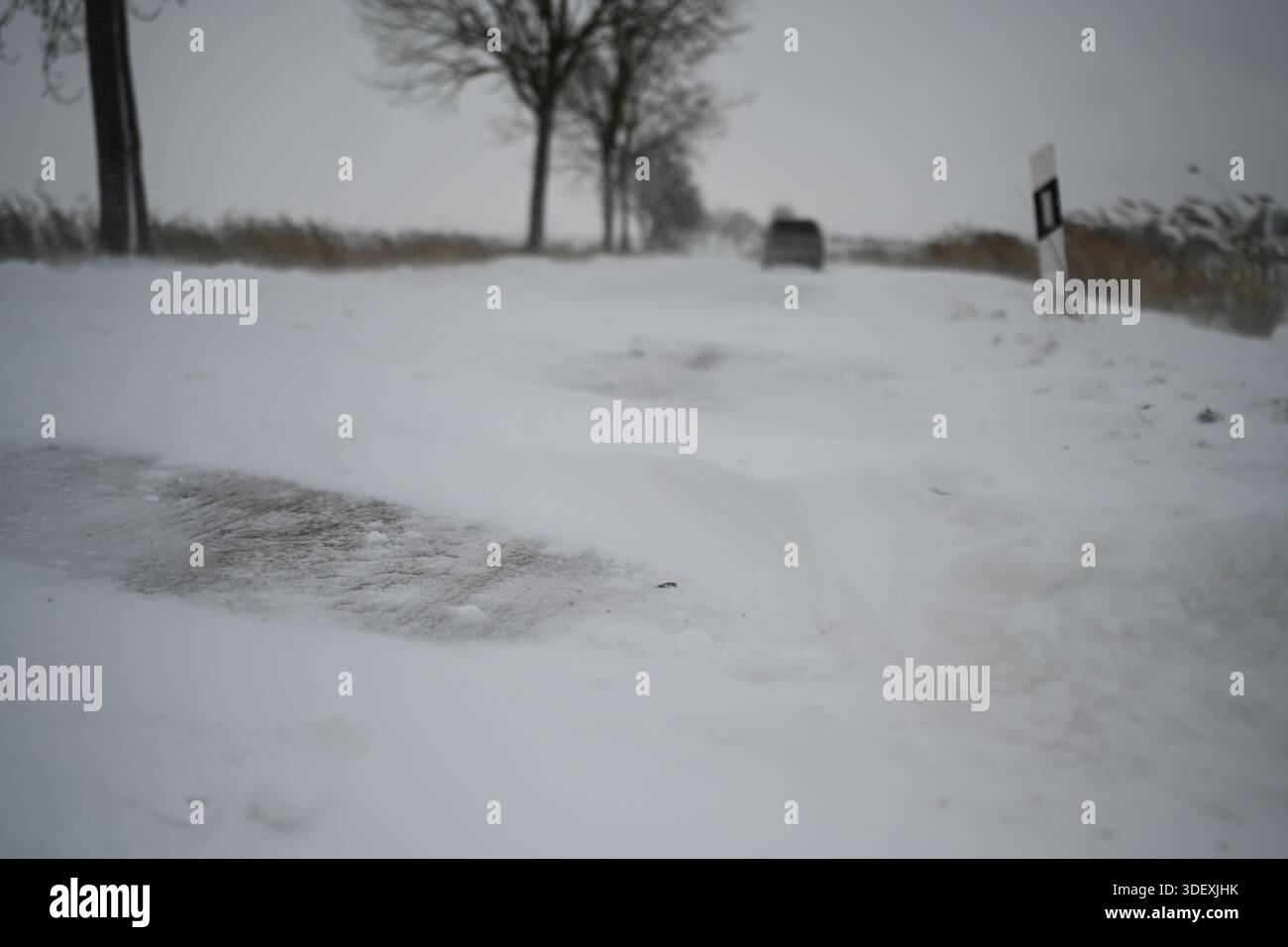 09 January 2026, Lower Saxony, Dever: The wind piles up snowdrifts ...