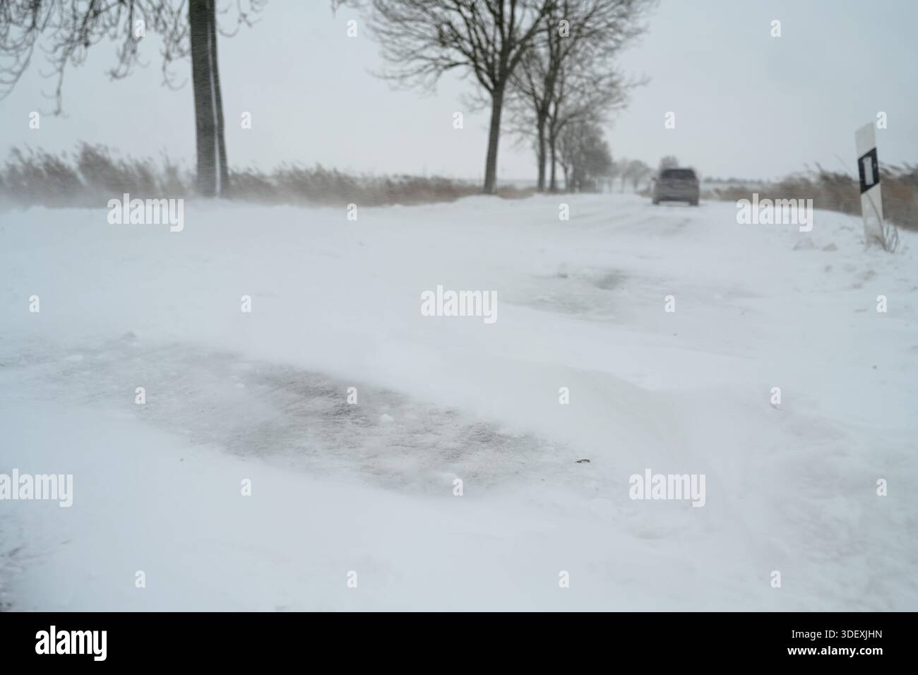 09 January 2026, Lower Saxony, Dever: The wind piles up snowdrifts ...