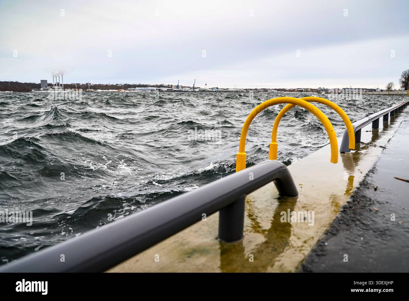 09 January 2026, Schleswig-Holstein, Strande: Waves crash onto the ...