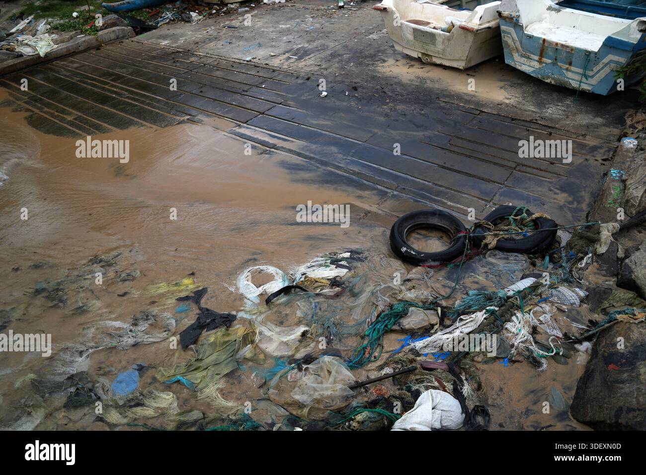 Symbol Sri Lanka, 20251226, Mikroplastik, Abfälle am Hafen Matara, in ...