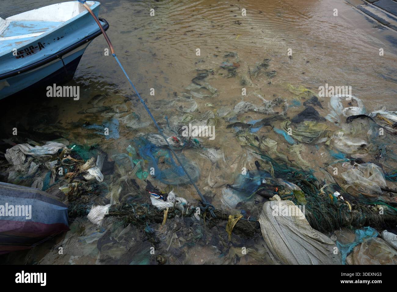 Symbol Sri Lanka, 20251226, Mikroplastik, Abfälle am Hafen Matara, in ...