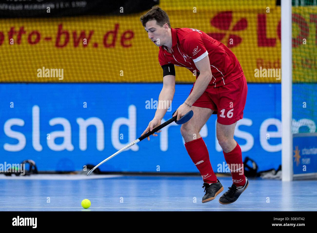 Fabio Reinhard (Switzerland, 16), am Ball, Freisteller, Ganzkörper ...