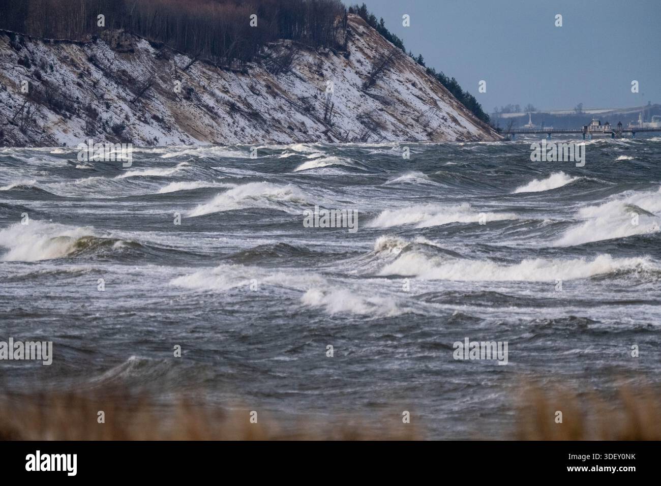 09 January 2026, Mecklenburg-Western Pomerania, Göhren: Waves crash ...