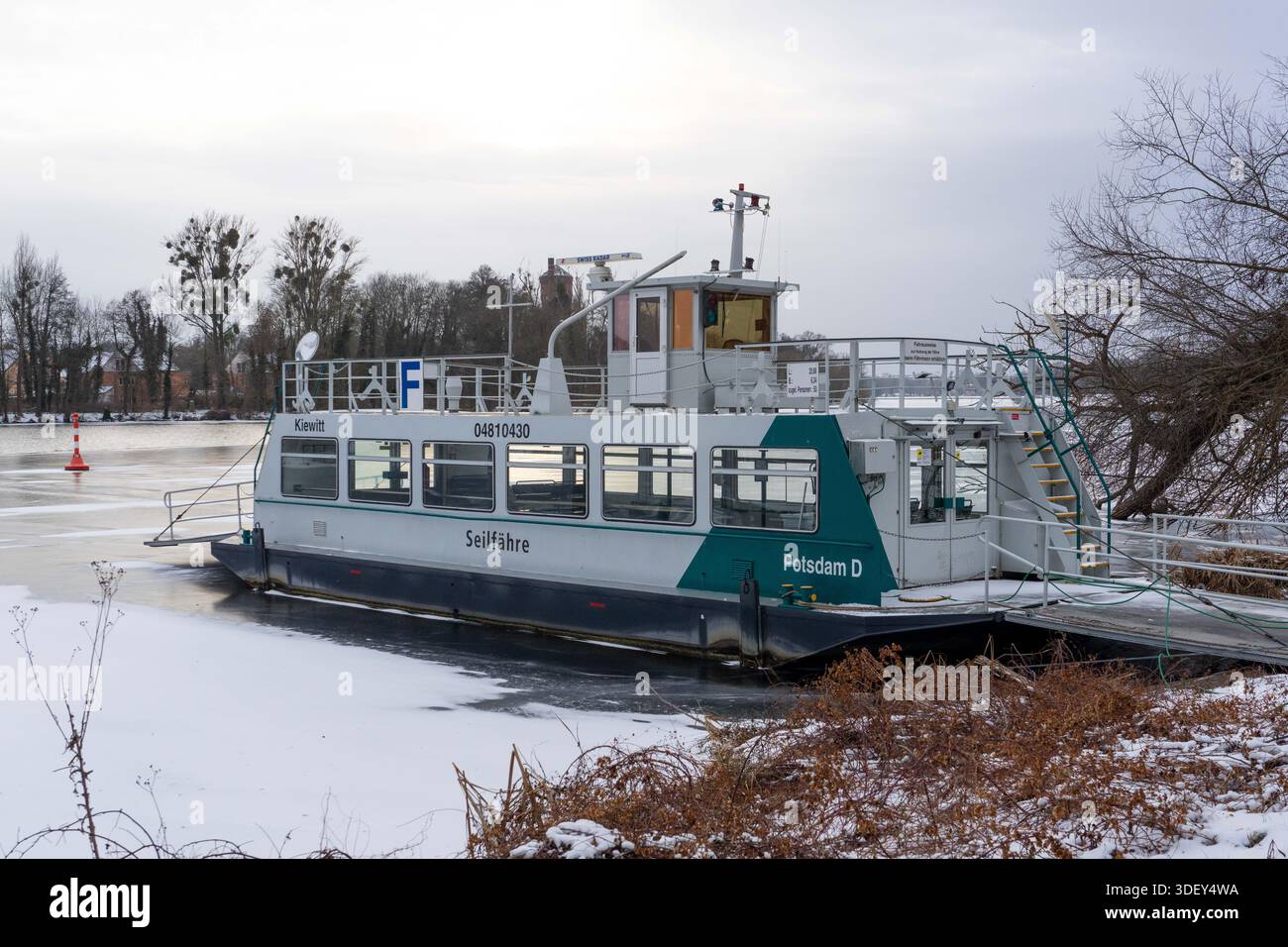 09 January 2026, Brandenburg, Potsdam: The Kiewitt cable ferry is ...