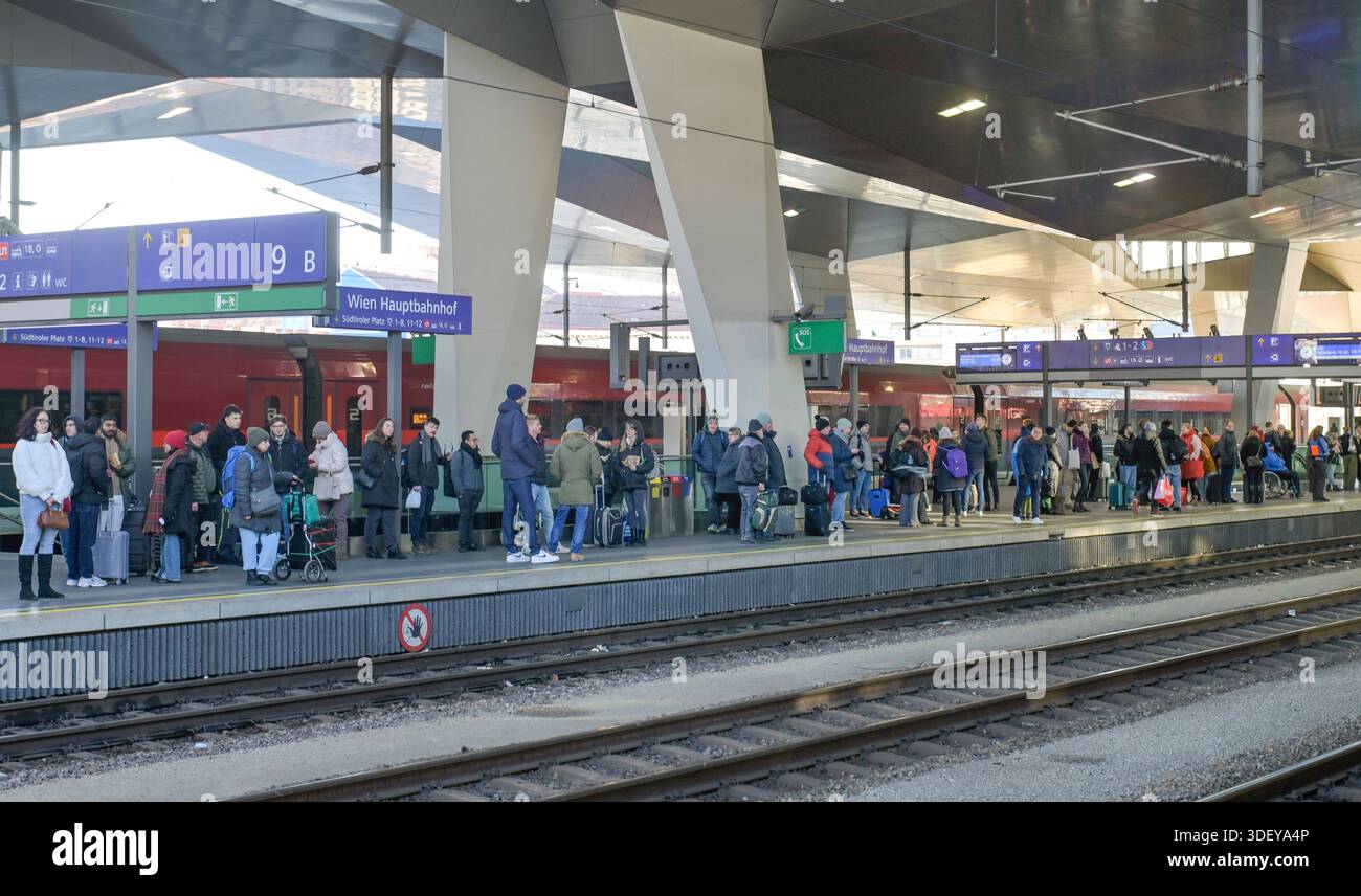 Passagiere, Bahnsteig, Hauptbahnhof, ÖBB, Wien, Österreich ...
