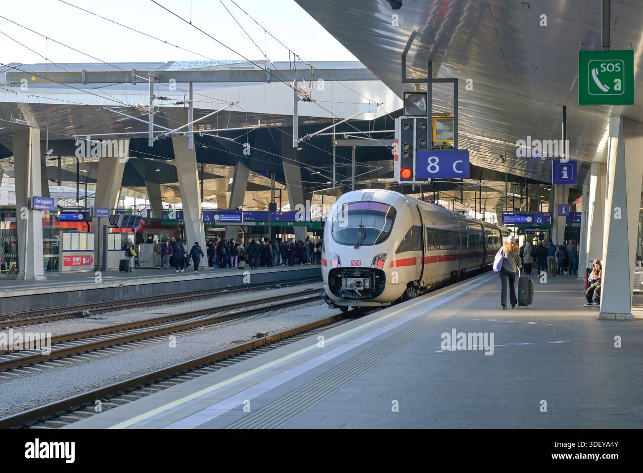 ICE, Bahnsteig, Hauptbahnhof, ÖBB, Wien, Österreich *** ICE, platform ...