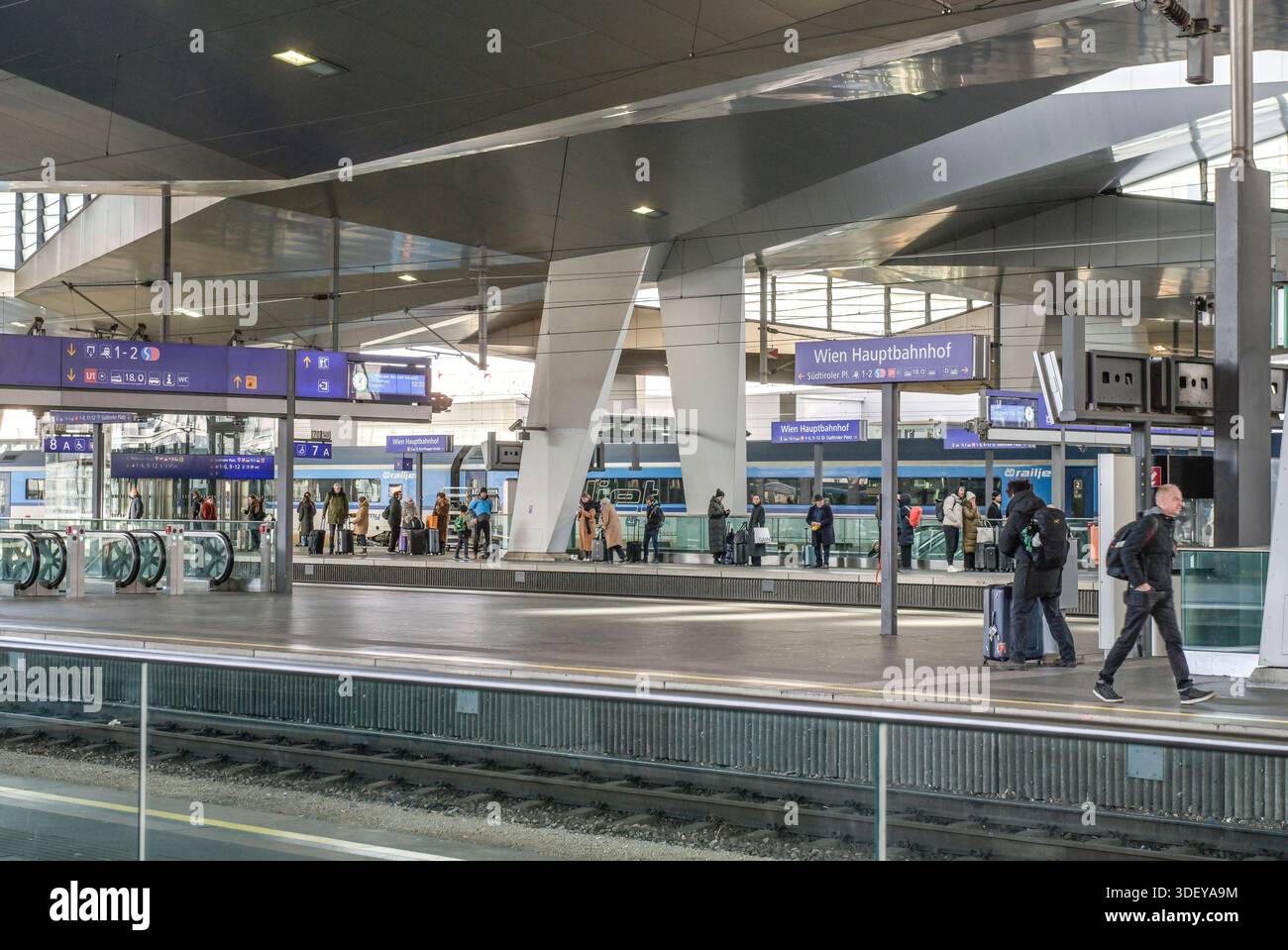 Bahnsteig, Hauptbahnhof, ÖBB, Wien, Österreich *** Platform, Central ...