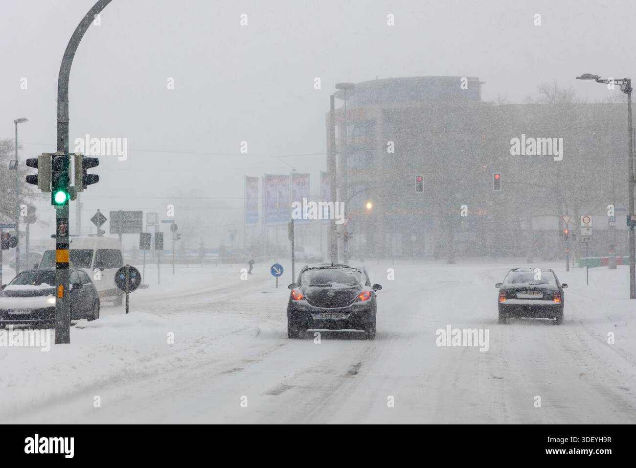 Magdeburg, Germany. 9th Jan 2026. Cars drive through blizzard ...