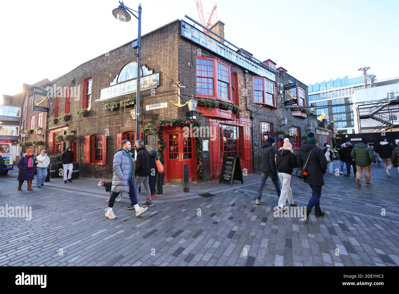 Anchor Bankside, rebuilt in 1676 after the Great Fire of London, once ...