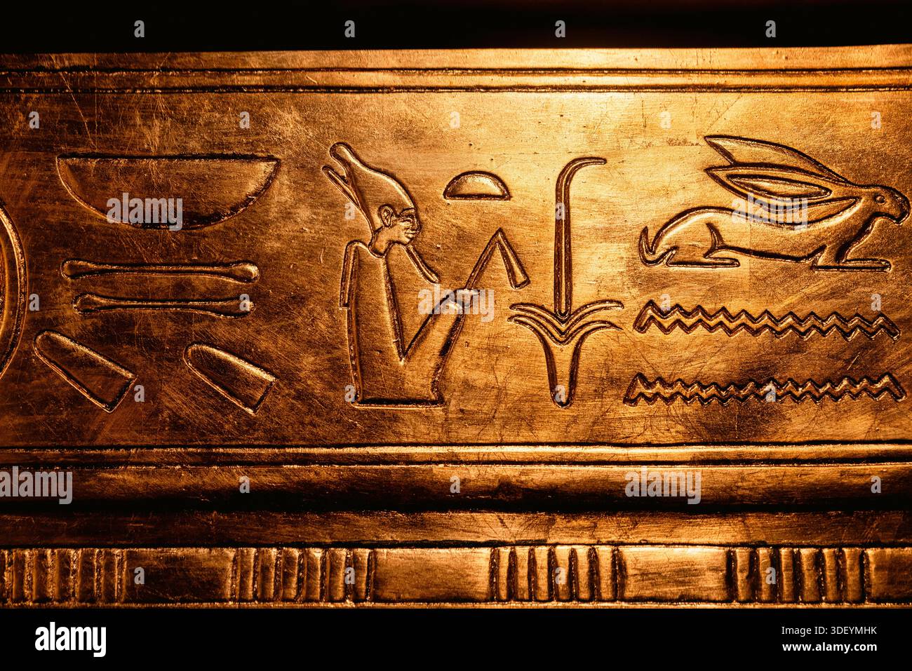 Egyptian gold relief pattern hi-res stock photography and images - Alamy