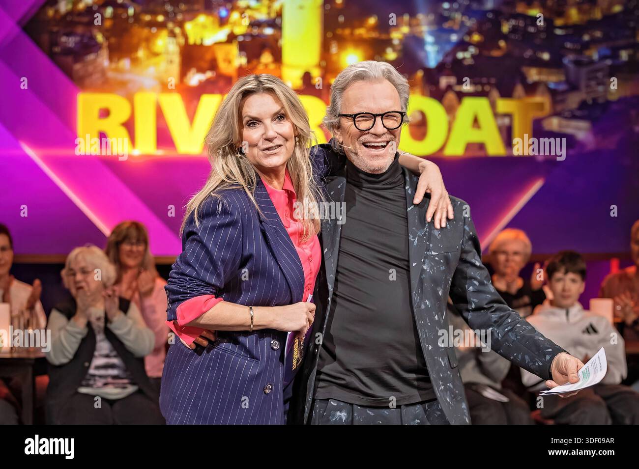 MDR - Riverboat. Moderatorin Kim Fisher und Moderator Wolfgang Lippert ...