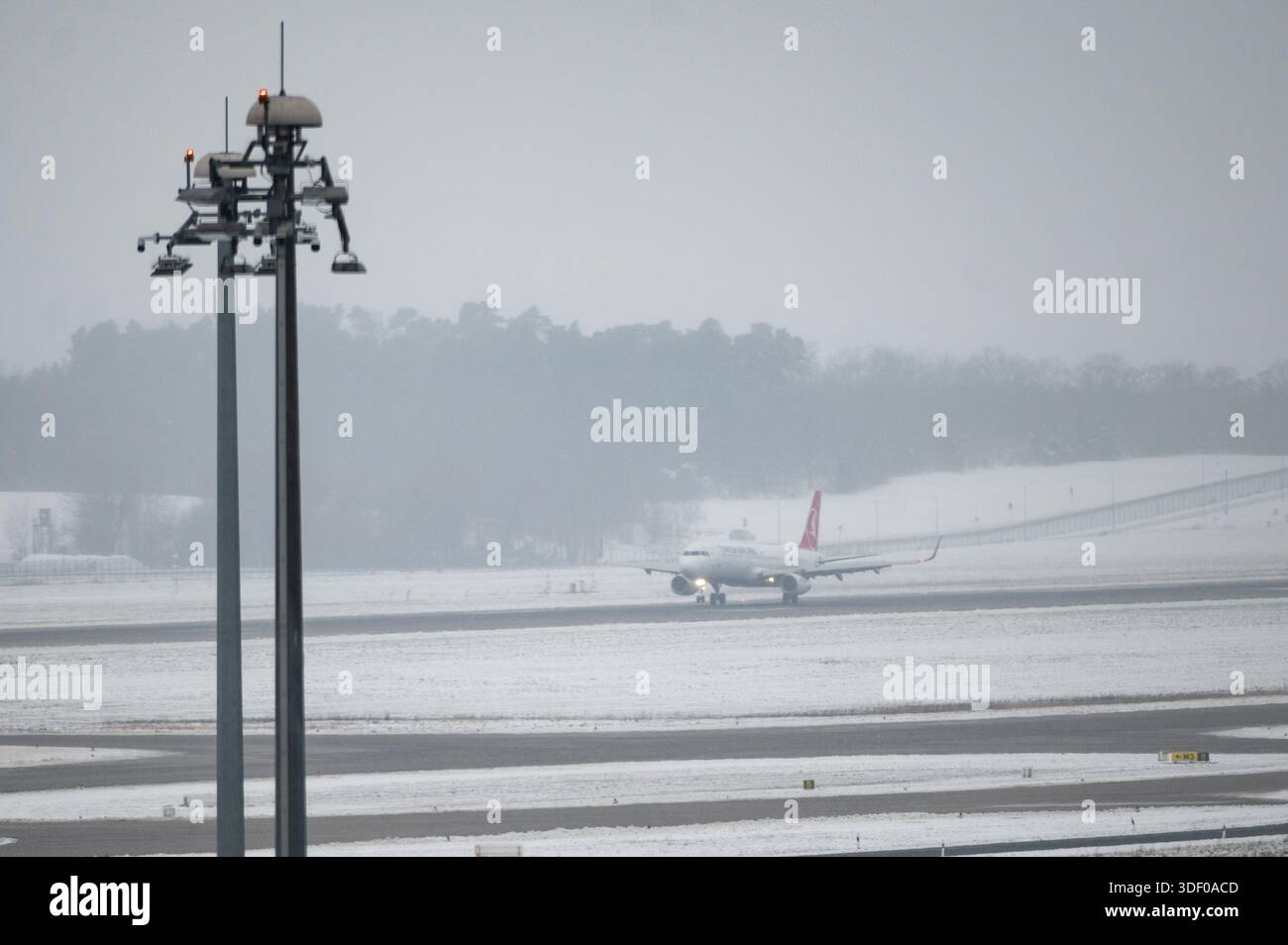 09 January 2026, Brandenburg, Schönefeld: A Turkish Airlines plane ...