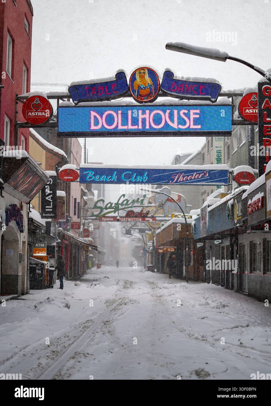 Hamburg 2026, photography; Reeperbahn, Grosse Freiheit in winter, snow ...
