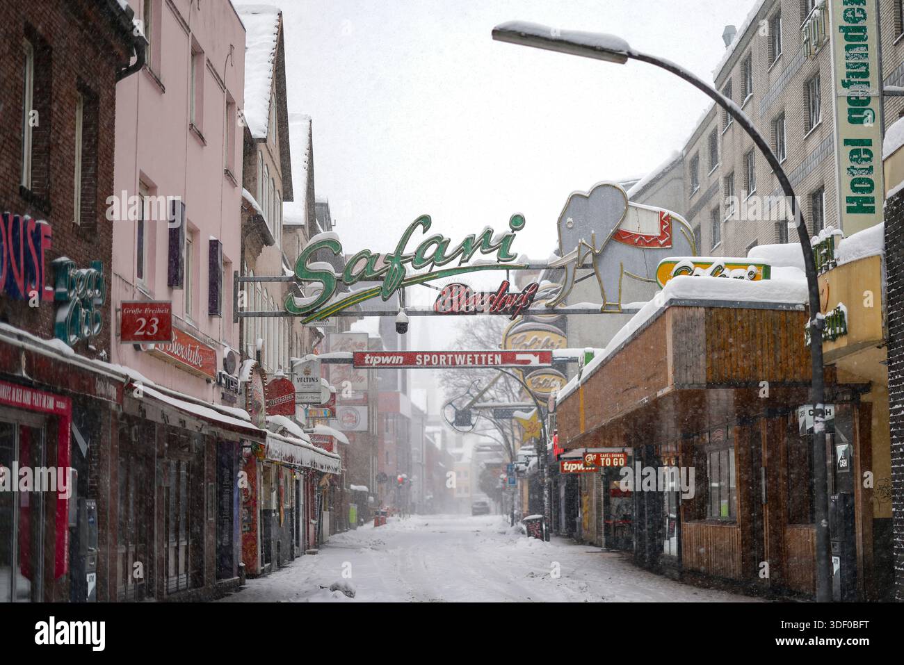 Hamburg 2026, photography; Reeperbahn, Grosse Freiheit in winter, snow ...