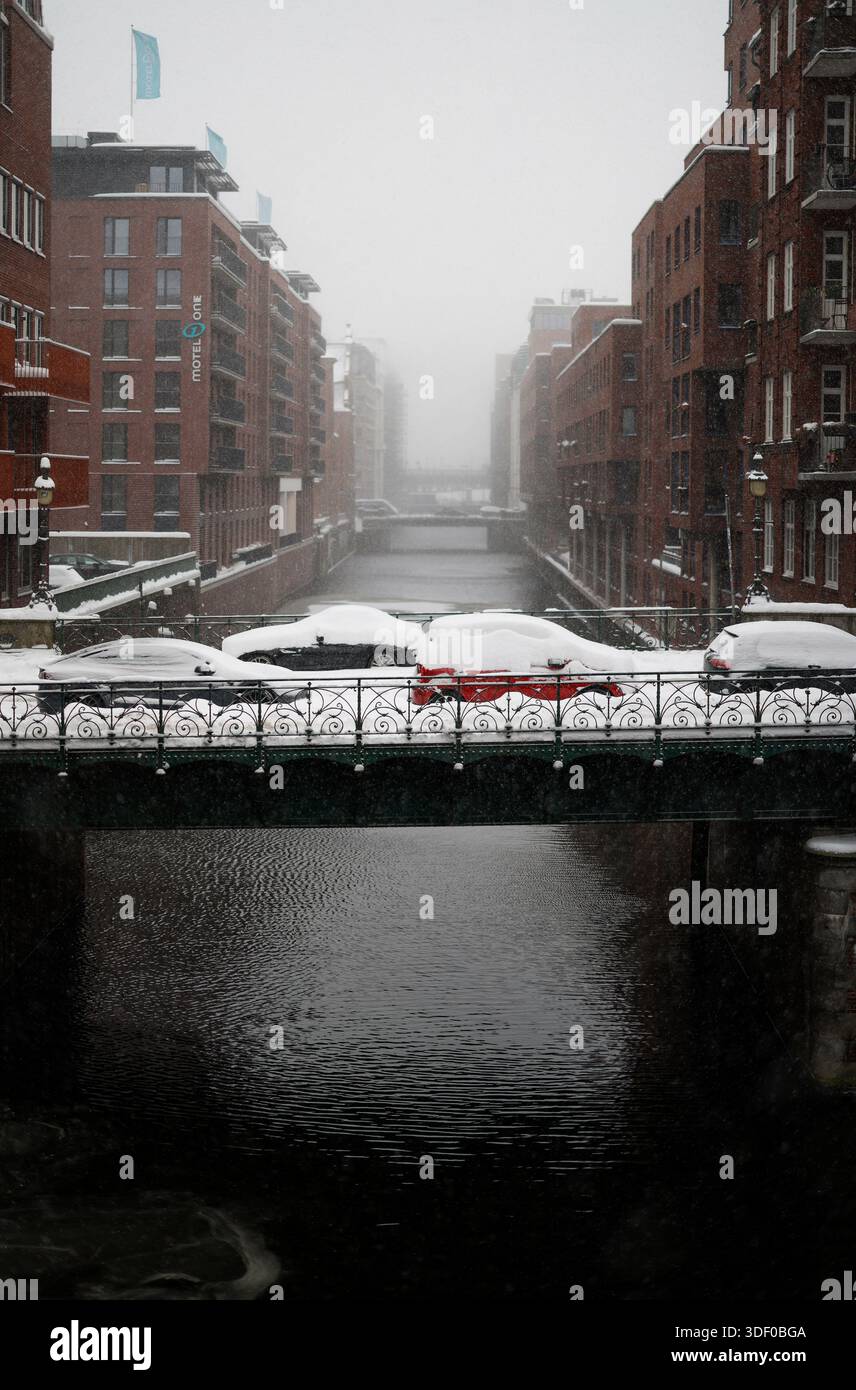 Hamburg 2026, photography, photo, Powder Tower Bridge, cars in the snow ...